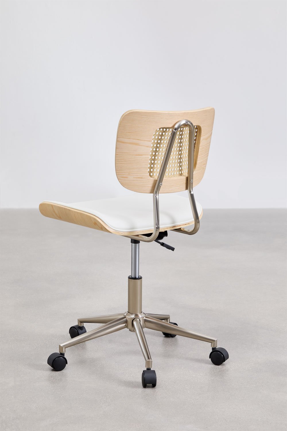 Raysa Schreibtischstuhl mit Rollen aus Holz, Rattan und Kunstleder - SKLUM