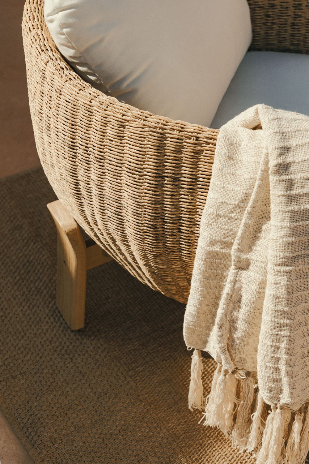 Leilan Gartenset mit 2 Sesseln und einem Couchtisch aus Akazienholz und Rattan - SKLUM