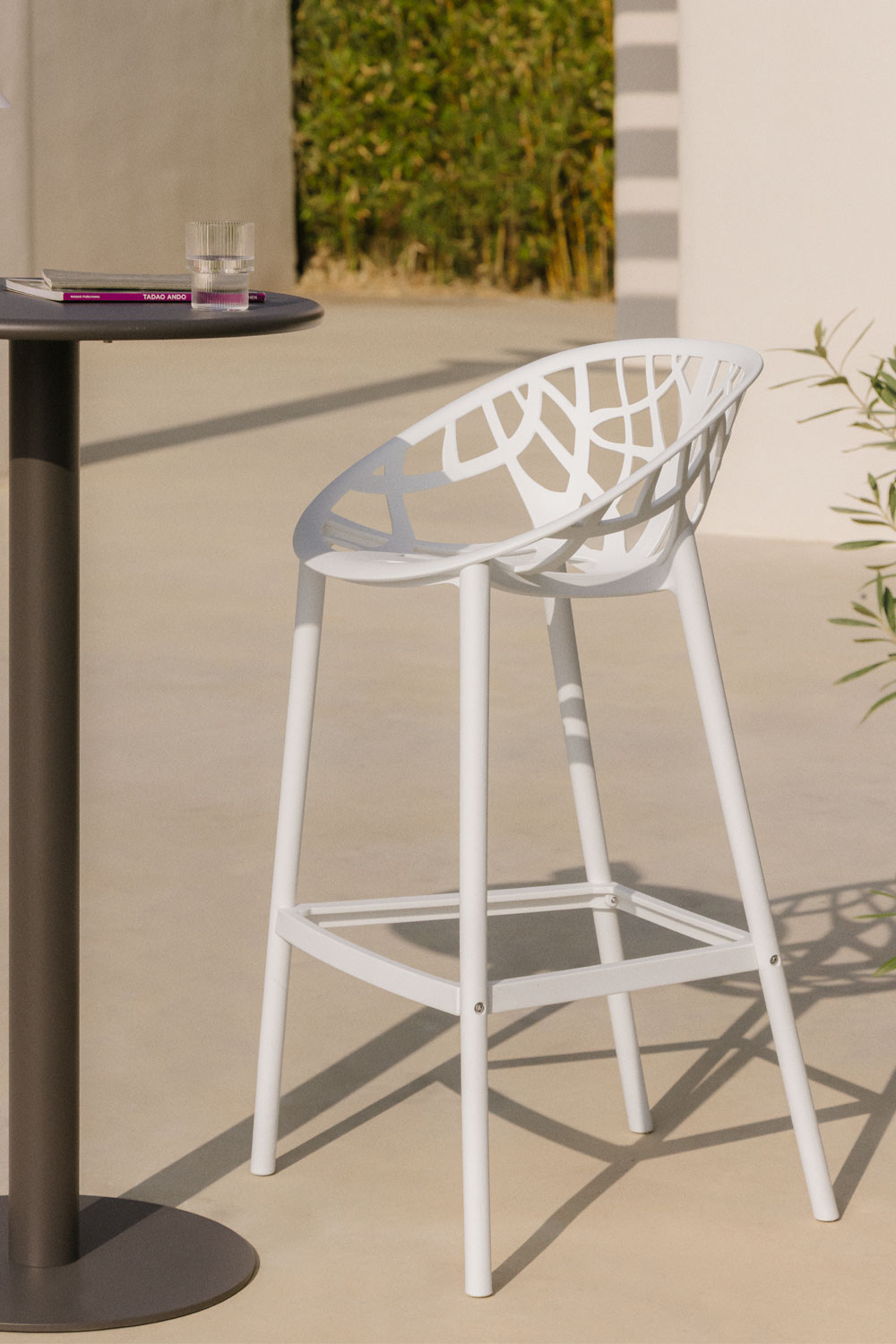 2er-Pack Garten Barhocker 75 cm aus weißem Polypropylen Gardenia Ores ...