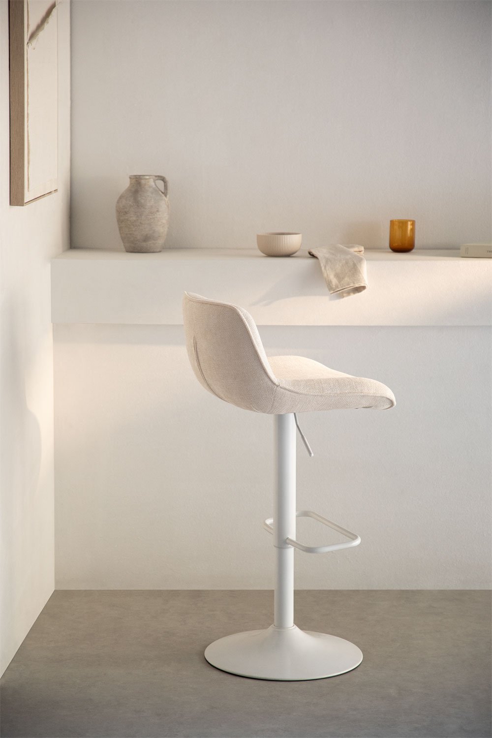 Taburete alto regulable con respaldo en tela beige tapioca y pata ...