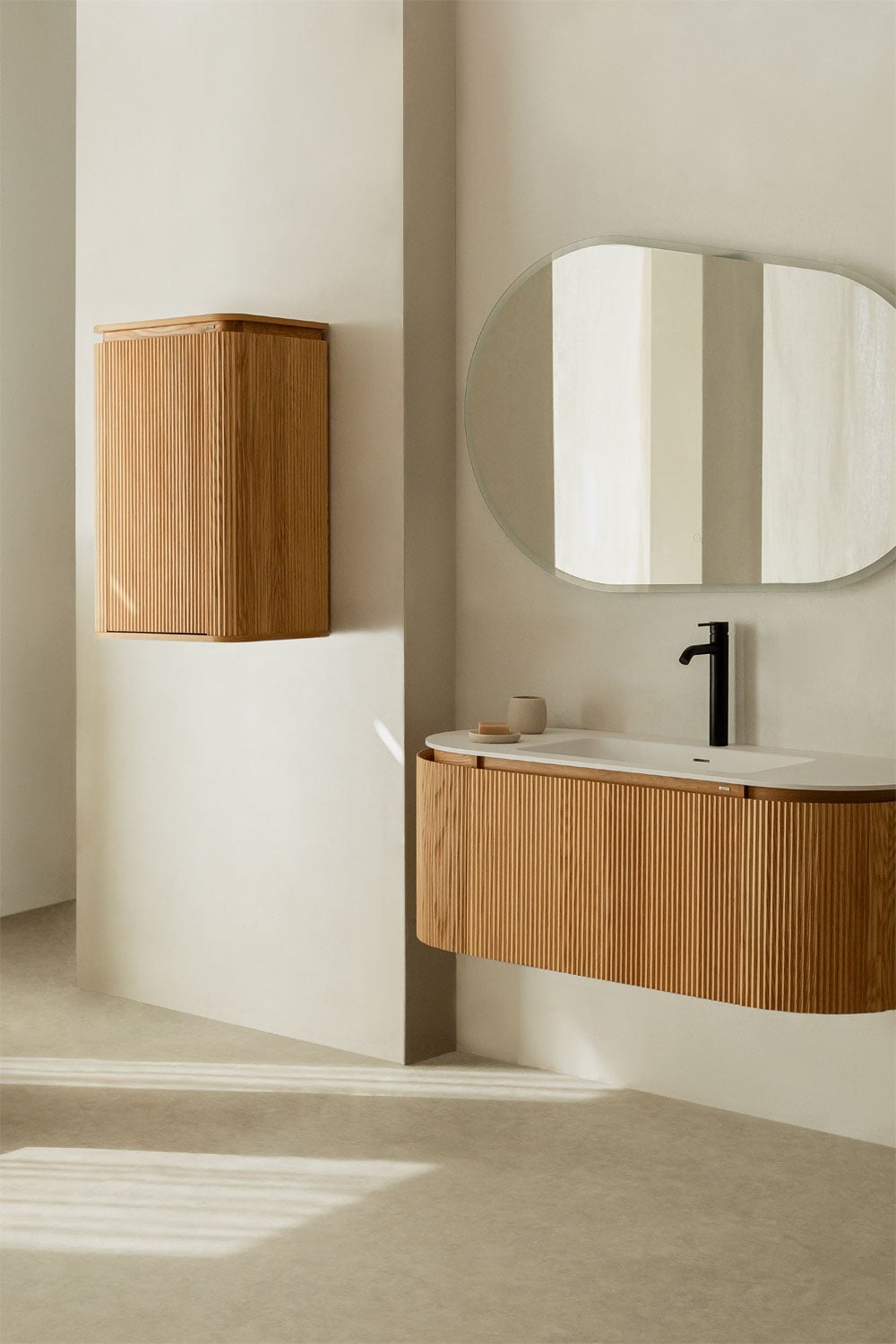 Conjunto de mueble de baño suspendido en madera con lavabo integrado ...
