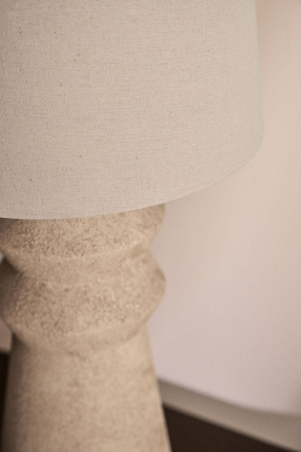 Lampe de table en céramique et lin Fornia 70 cm - SKLUM