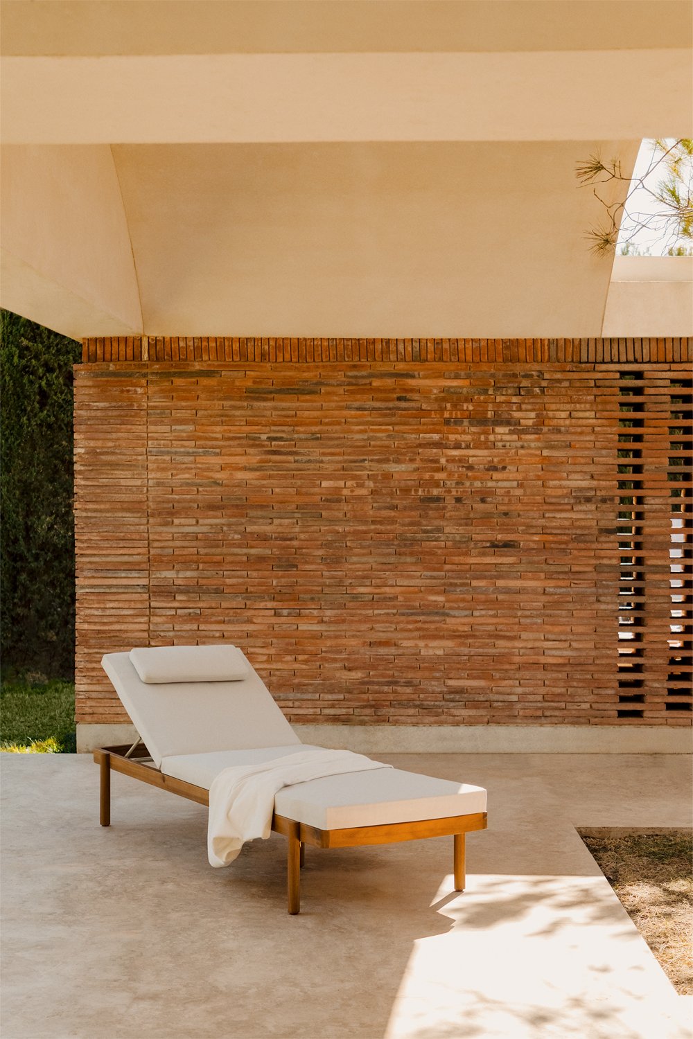 Reclining lounger in acacia wood with Aderyn cushion - SKLUM