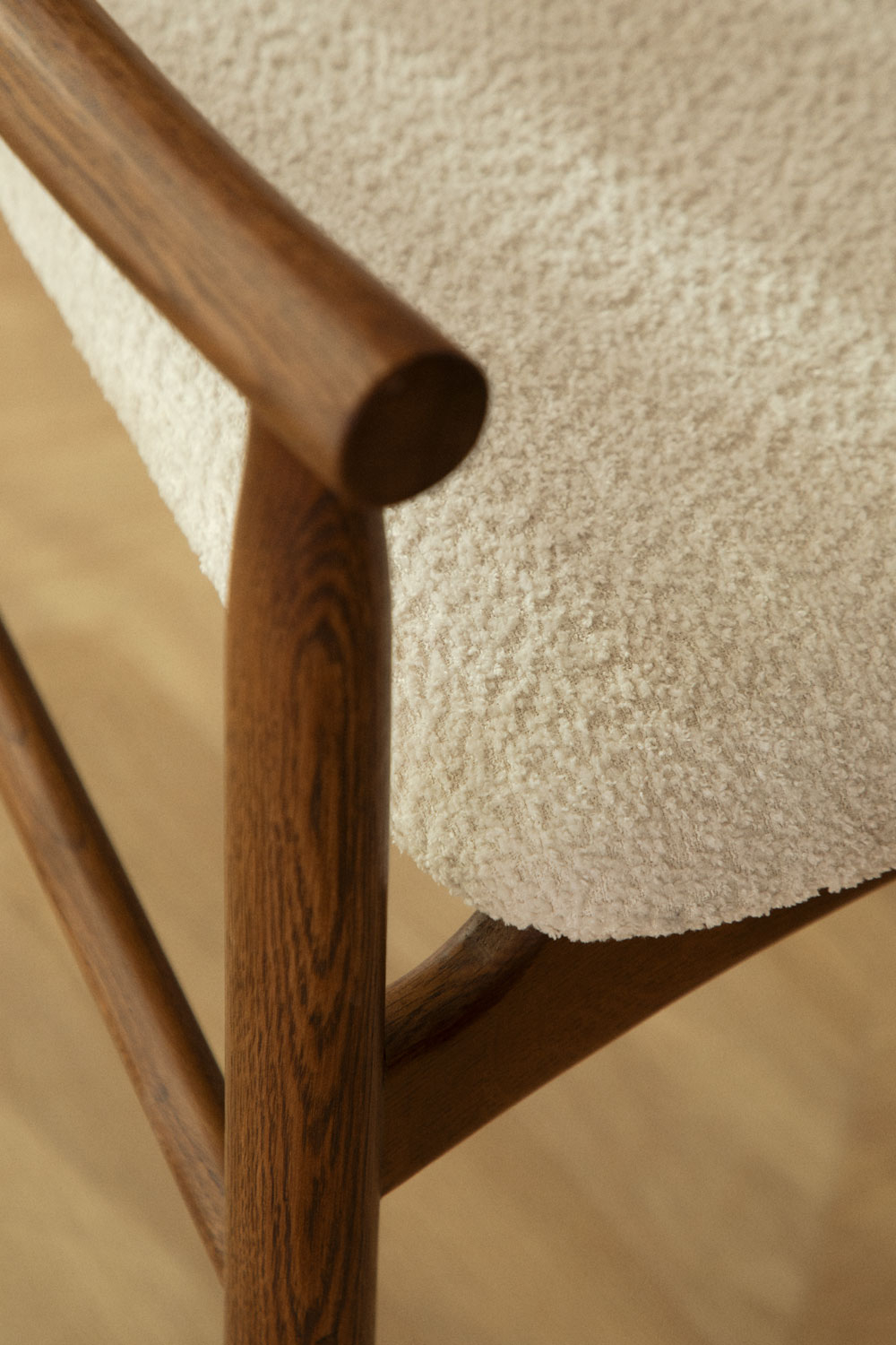 Mara Signature dining chair with oak wood armrests and sherpa ...