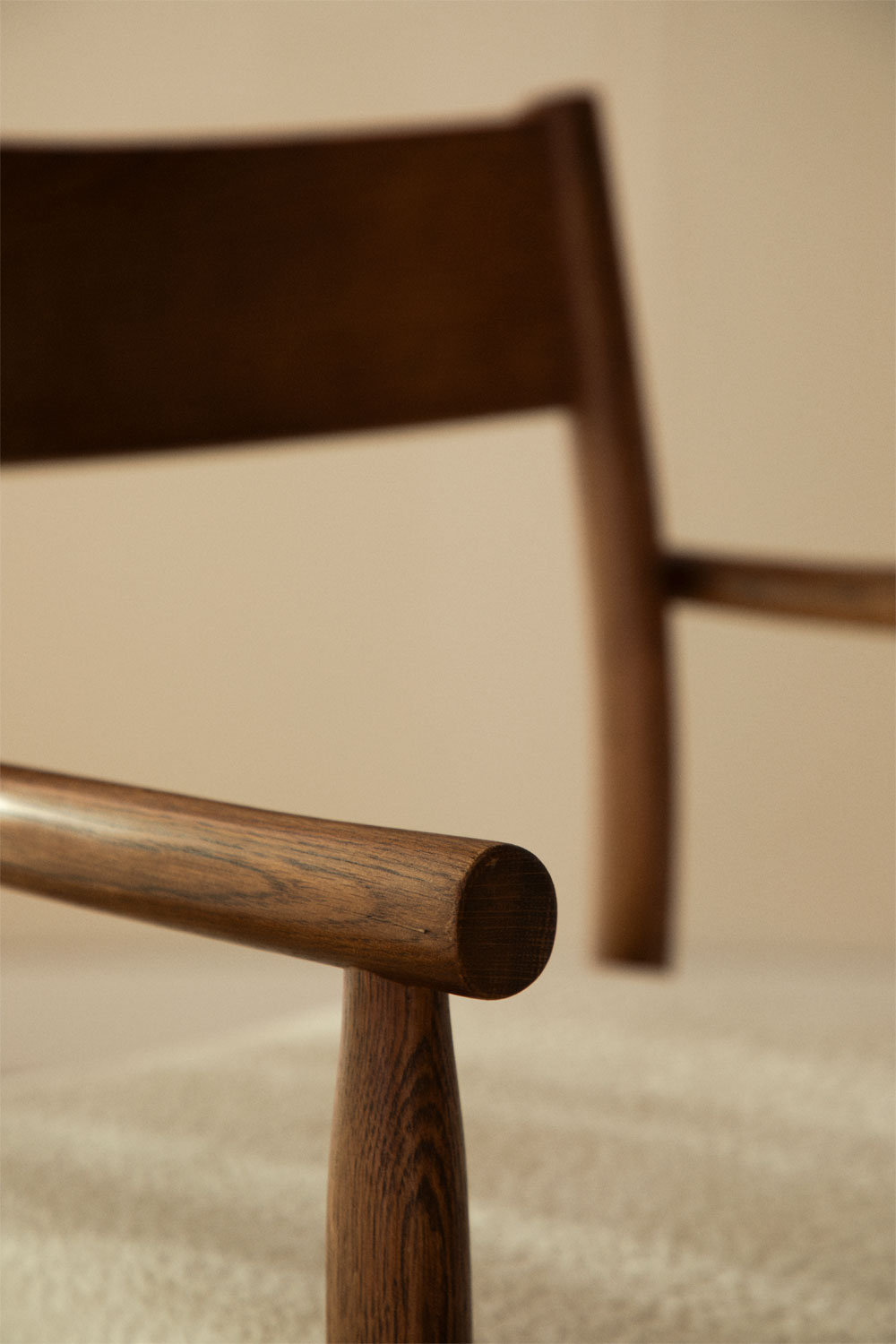 Mara Signature dining chair with oak wood armrests and sherpa ...