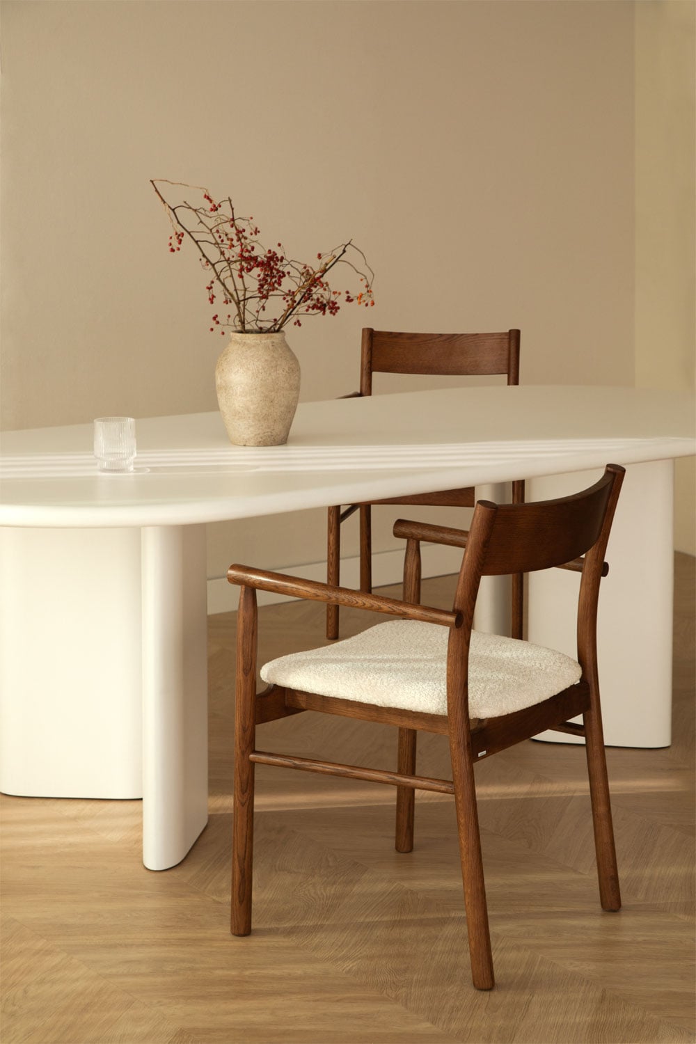 Mara Signature dining chair with oak wood armrests and sherpa ...
