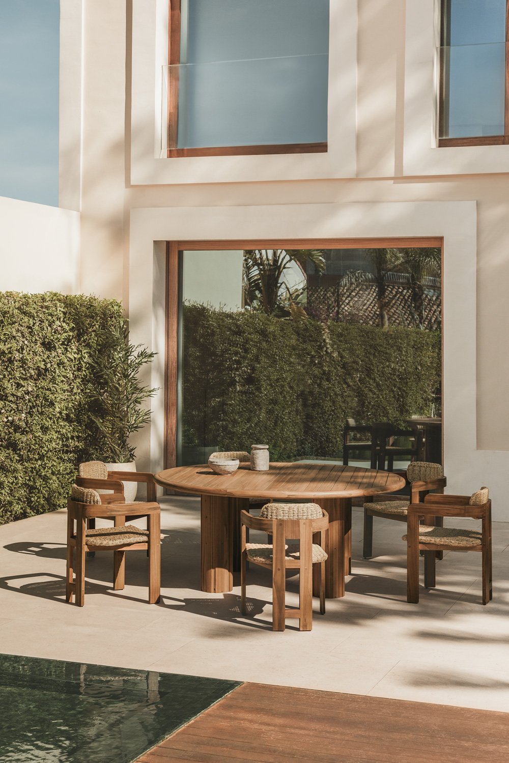 Round garden table in acacia wood Danara - SKLUM