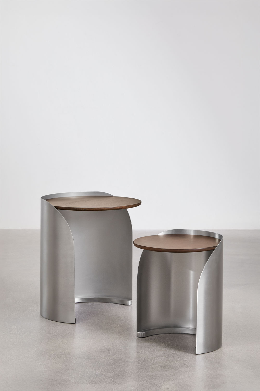 Round nesting nightstands in mango wood and stainless steel by Xireisa ...