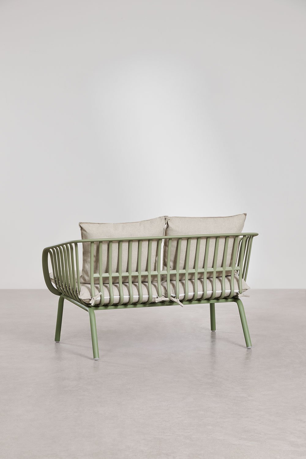 Tuinset met een 2-zitsbank, 2 fauteuils en 2 salontafels in ijzer en ...