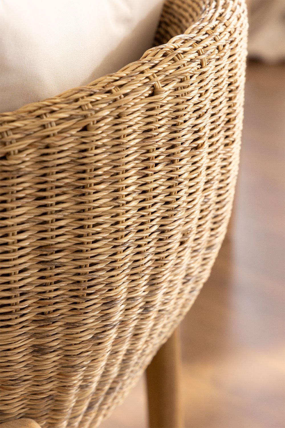 Leilan eetkamerstoel met armleuningen in acaciahout en synthetisch ...