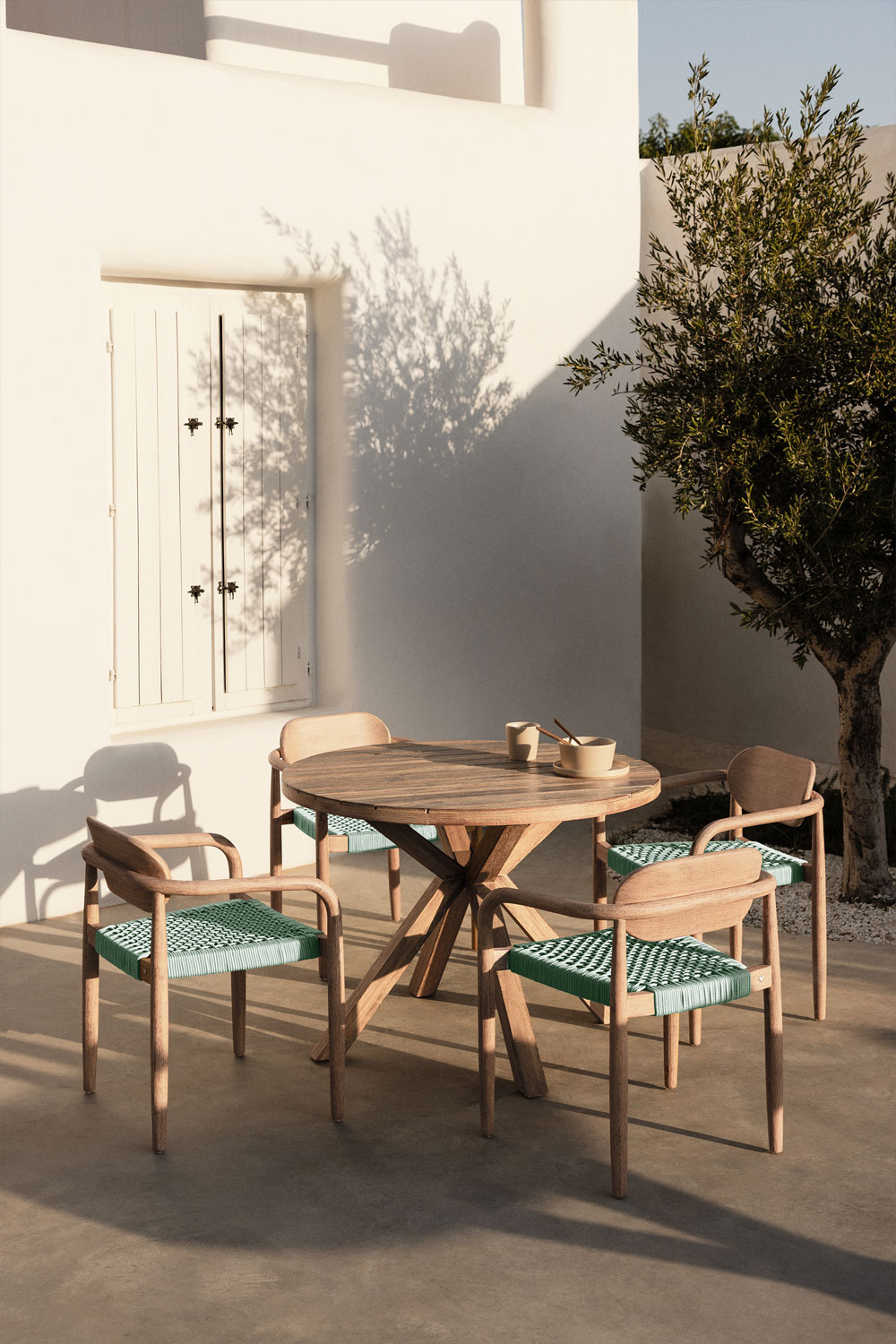 Round garden table in eucalyptus wood Naele - SKLUM