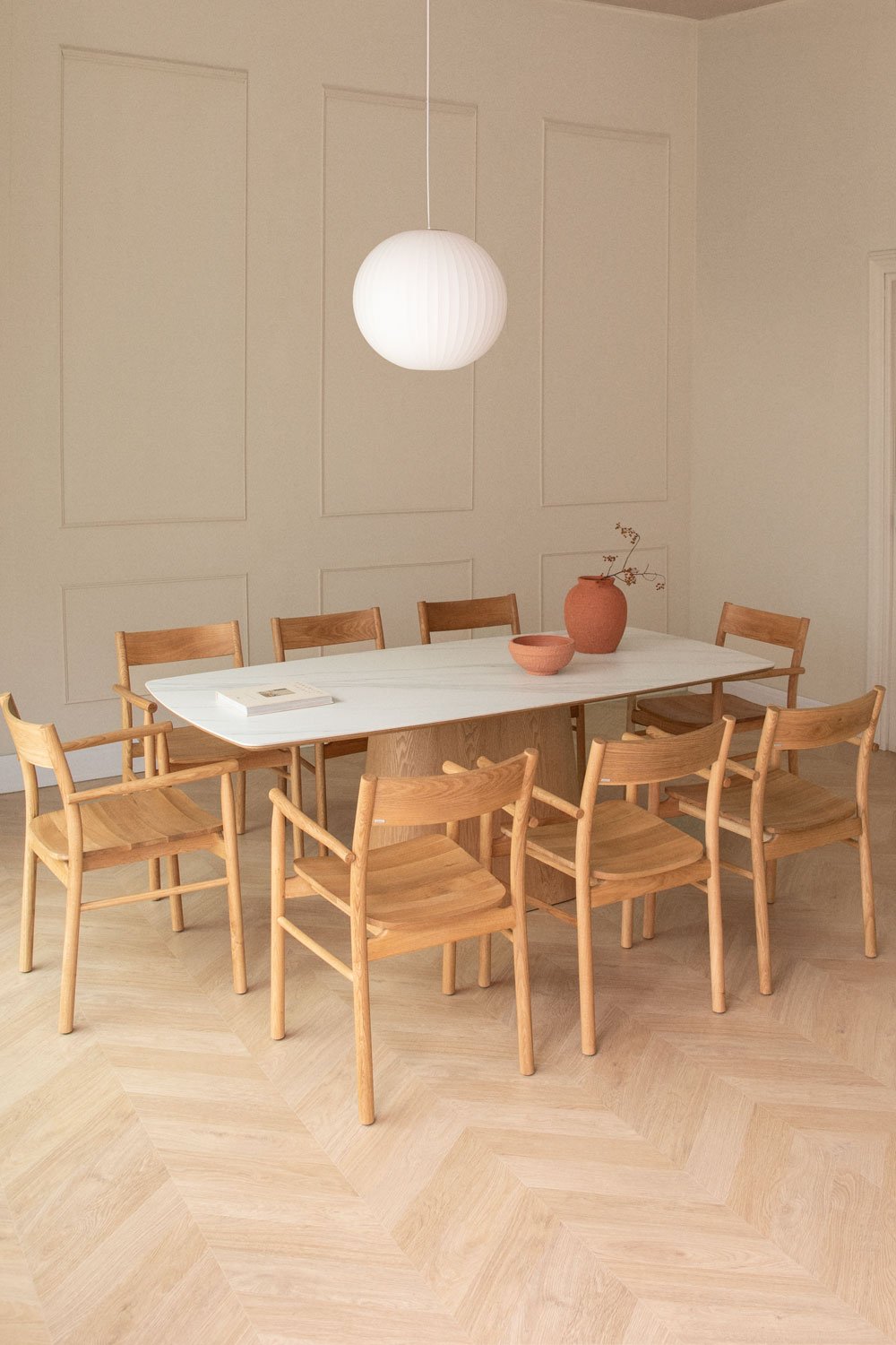 Aura ceramic veneer table set (200x100 cm) and 8 Mireita oak dining chairs with armrests - SKLUM