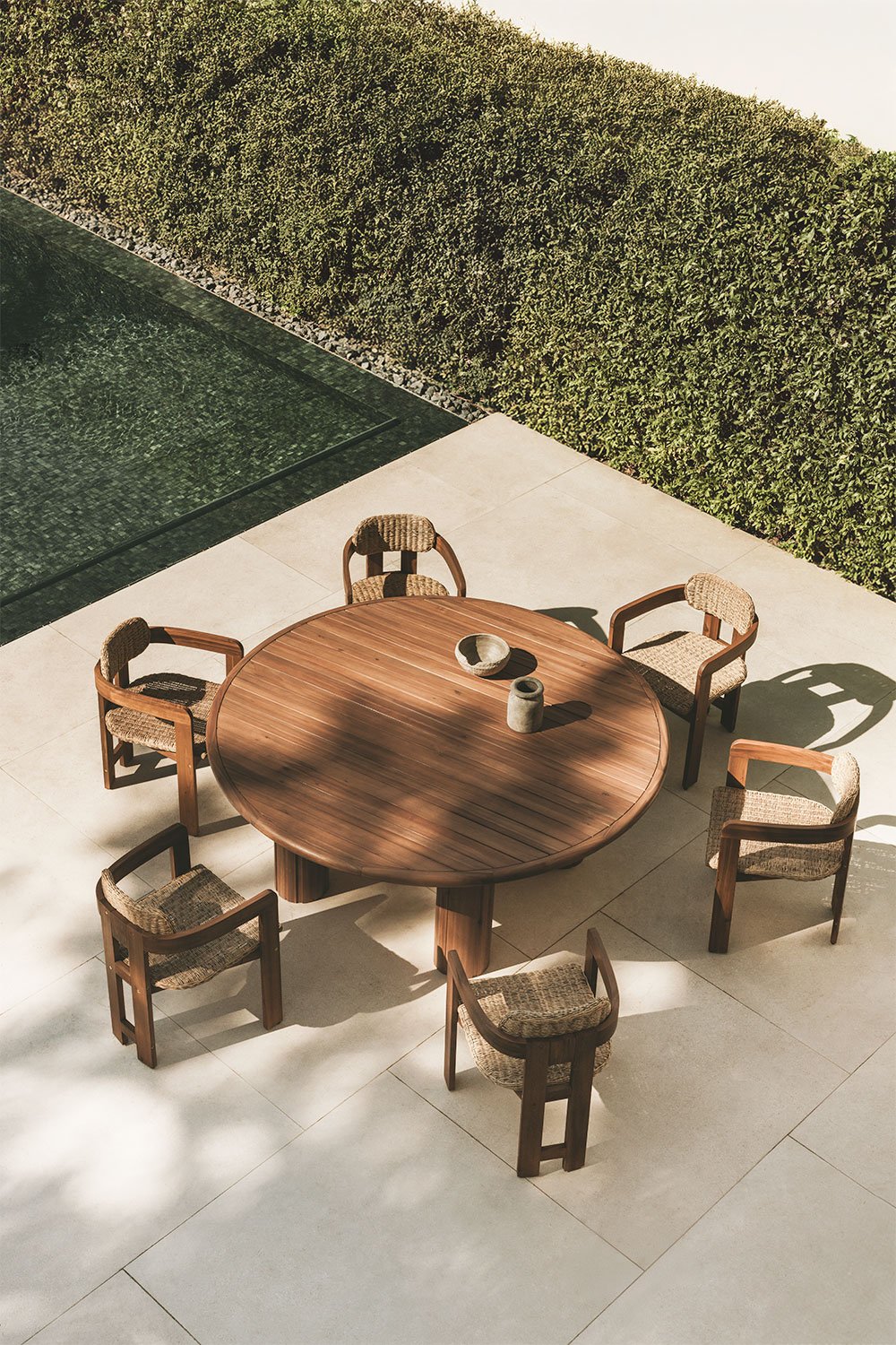 Round garden table in acacia wood Danara - SKLUM